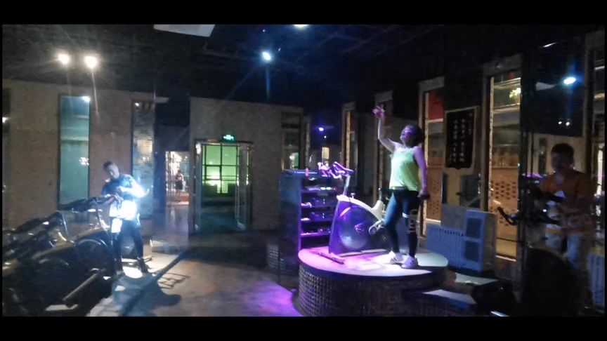 单车房的不务正业。#动感单车 #嗨翻全场 #摇摆