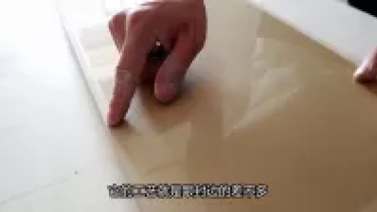 晶钢门和吸塑门哪个好，同样的材质区别在于表面，晶钢门适合厨房
