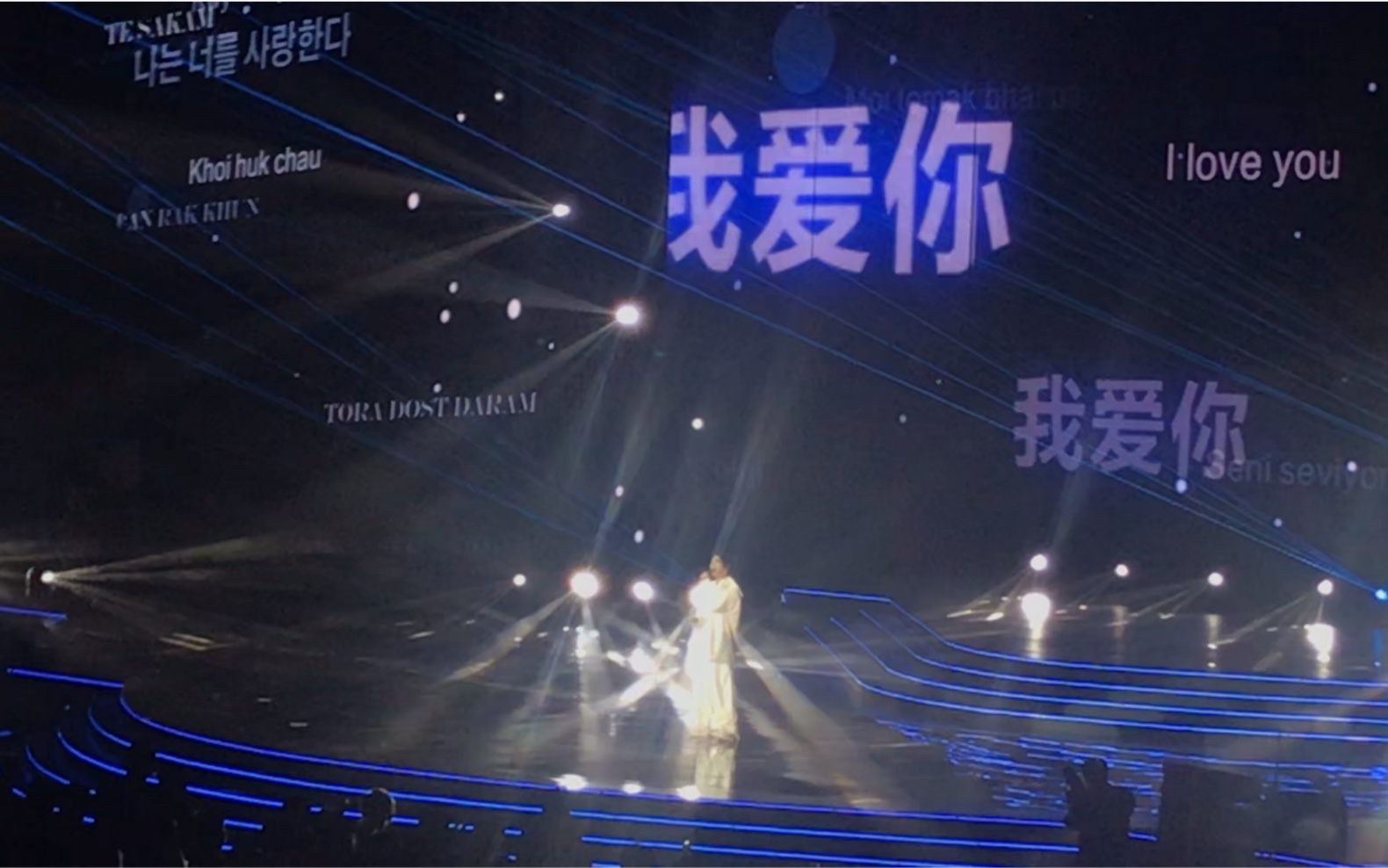 【华晨宇】【微博之夜】好想爱这个世界啊 【进场+演唱全程+退场】(...