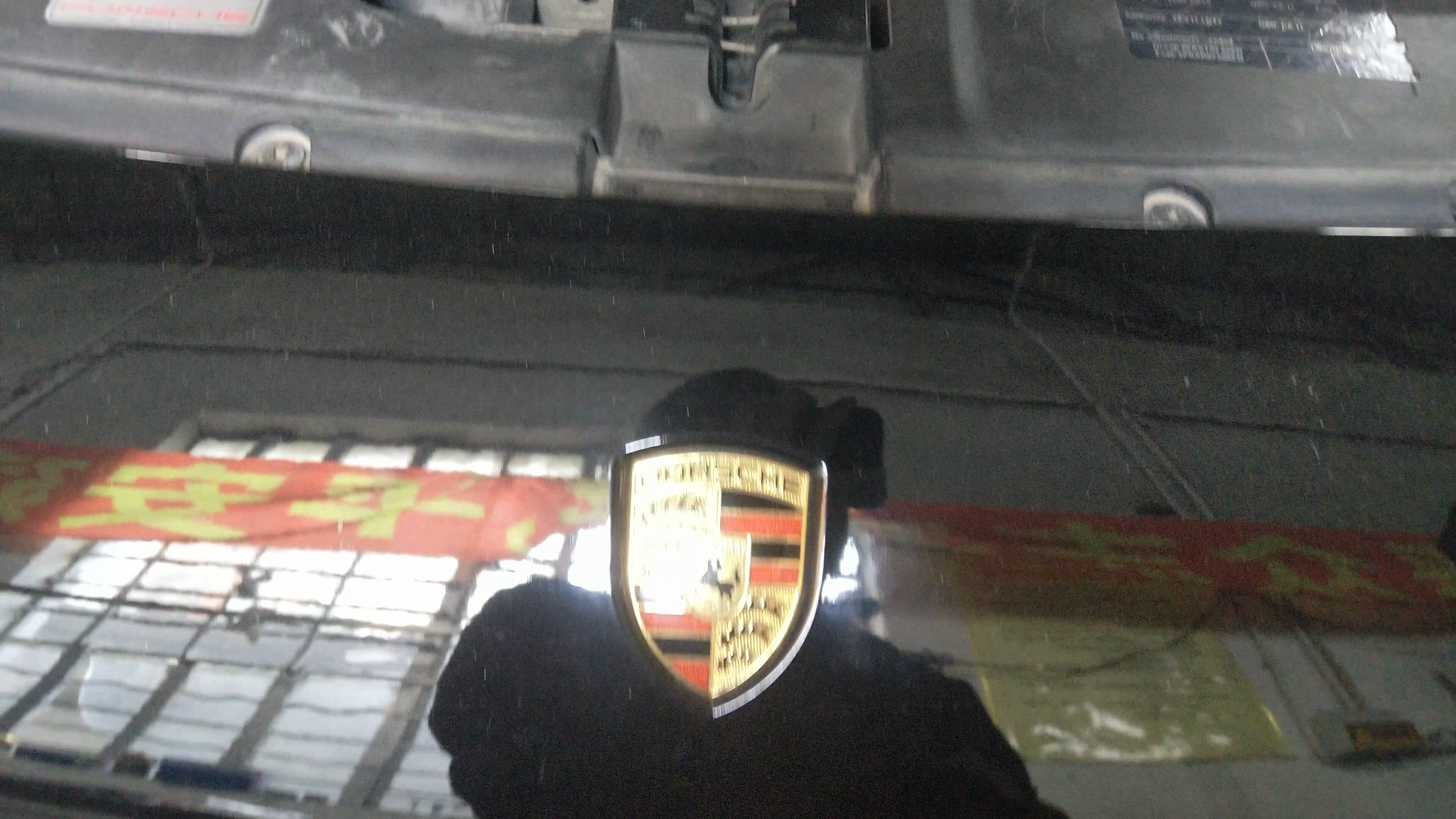 保时捷卡宴过颠簸路面时会异响,换个减震器顶胶。