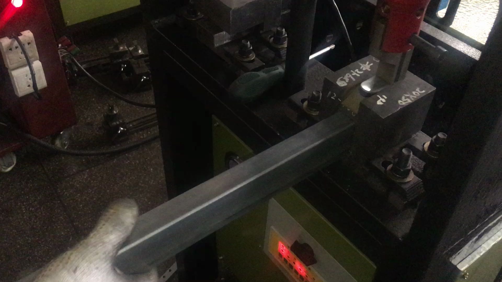 25X50方管开槽适合于家具,护拦,门窗,装饰各种行业。