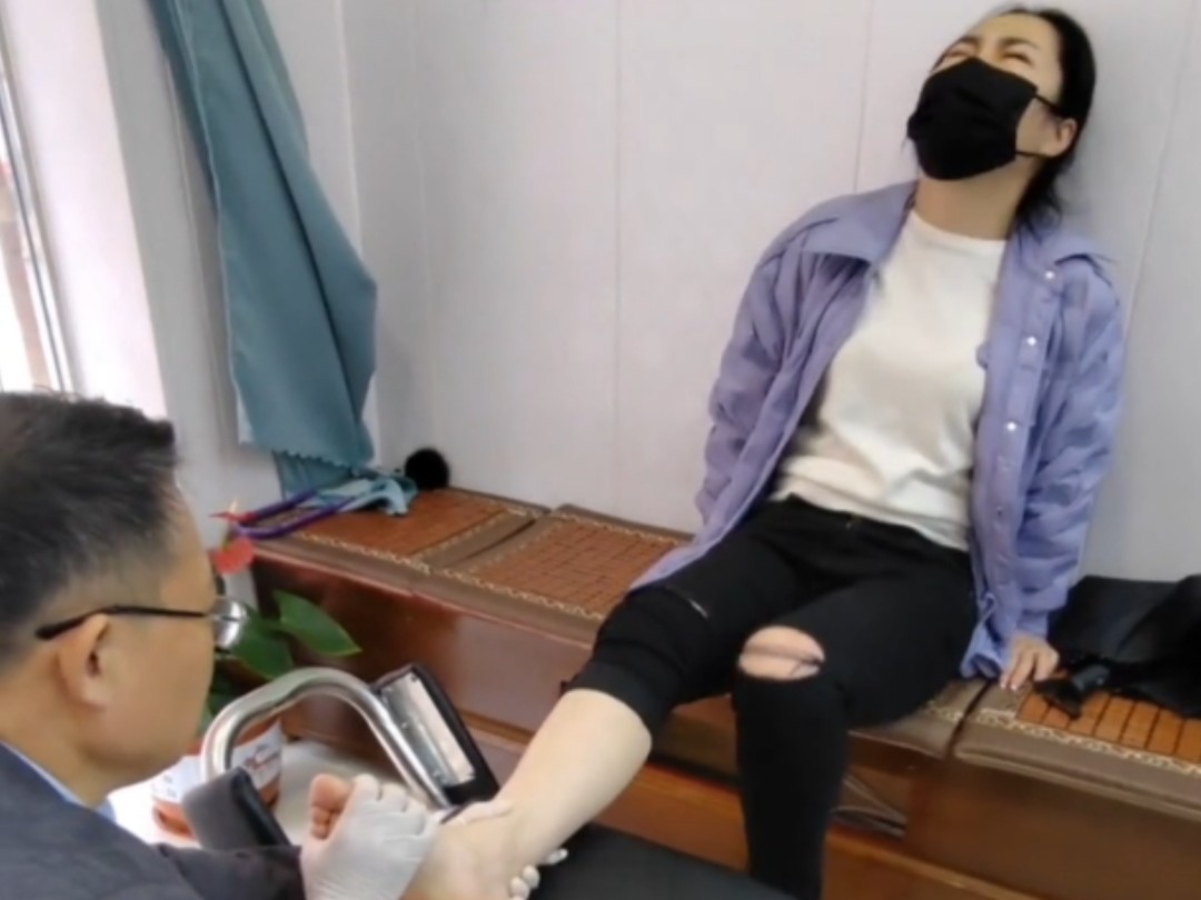 女生扭伤脚触诊检查