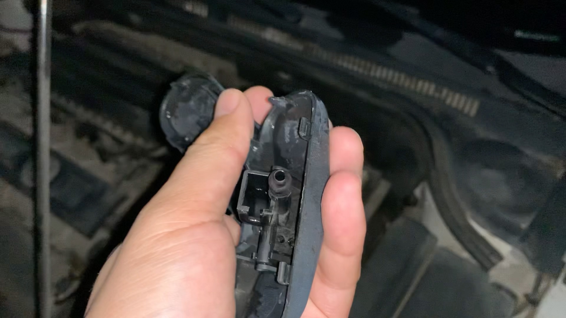 2012款大众速腾雨刮器不喷水了。原因是玻璃水过少,把渣子吸到软管...