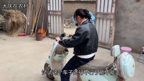 婆婆的电瓶车坏了,媳妇上街去买一辆新车,大家看看这款式咋样