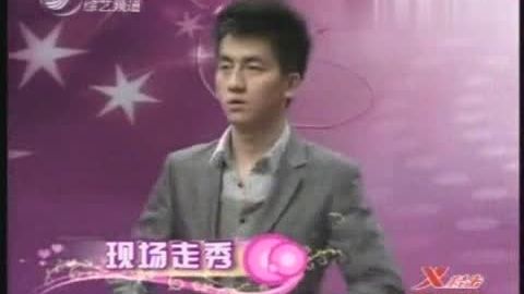 男模特正在表演走秀突然音乐变了画风也变了,全场笑爆!