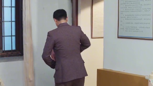 傻小子拿鲜花来表白,海燕:这花是布置会议室的吧