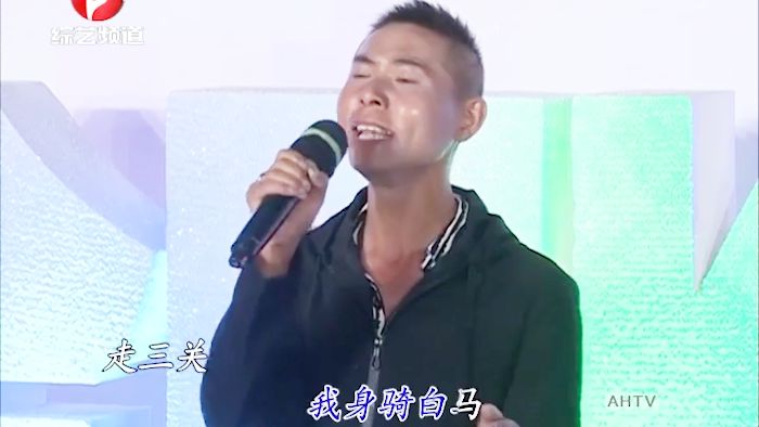 男子模仿女生的假音唱女高音,主持人:捏着嗓子唱不上去,有点虚