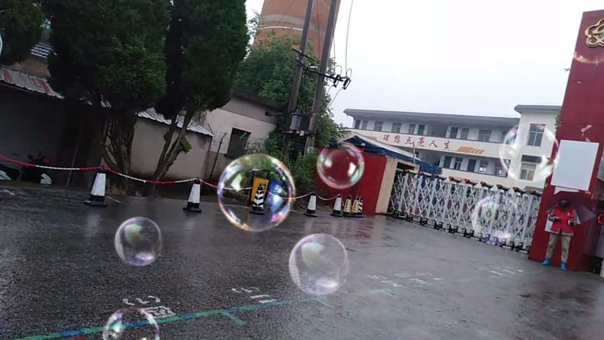 孩子最大,每天风雨无阻学校门口等候放学