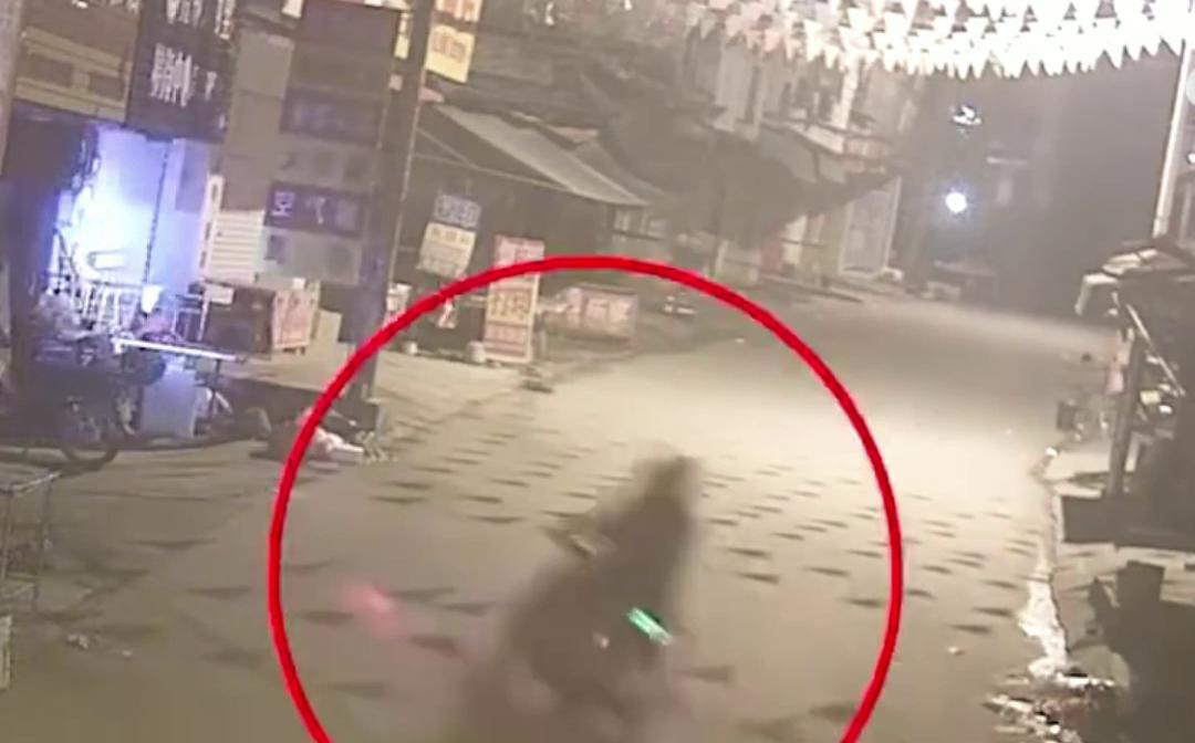 无证驾驶摩托车撞上电线杆