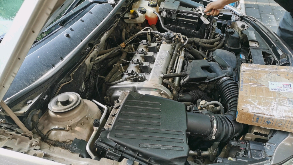 2010款别克君威更换凸轮轴进排气电磁阀