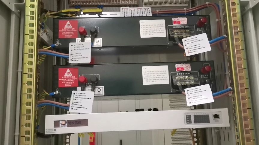 光纤进站装机柜一台交换机两个电源摸块一台交换机一个电源分配器