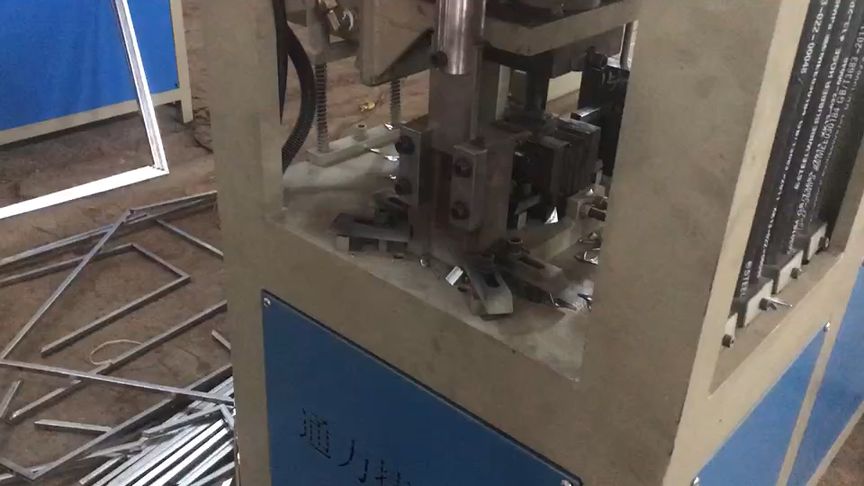 一个管材方形框架成型设备