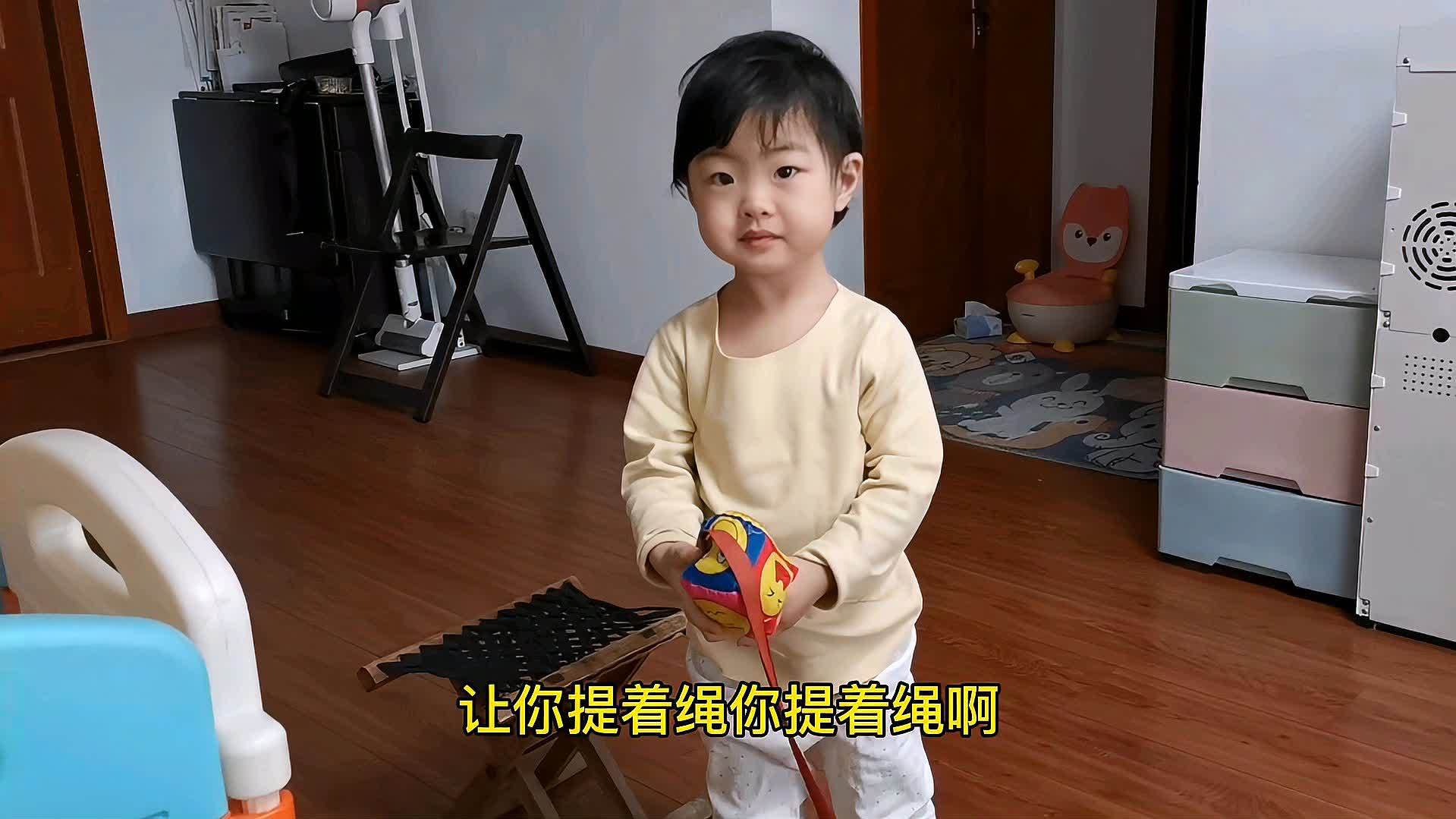 熊孩子发现一个踢毽子,爸爸让她踢毽子看看,这四肢不协调啊