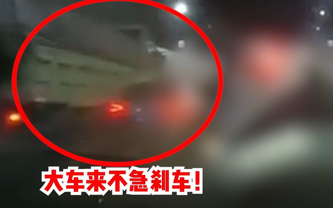 浙江衢州荷一路隧道内发生一起8车追尾碰撞交通事故,造成1人死亡、...