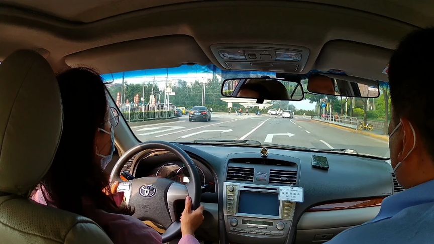 通过没有红绿灯的路口注意(行人优先)