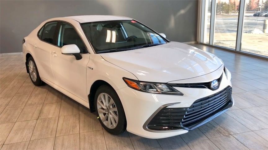 2021款丰田凯美瑞到店实拍,还是混动的,按下钥匙我忘了宝马3系