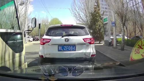行车记录仪:开车还学会以大欺小了,这不是讹人吗?