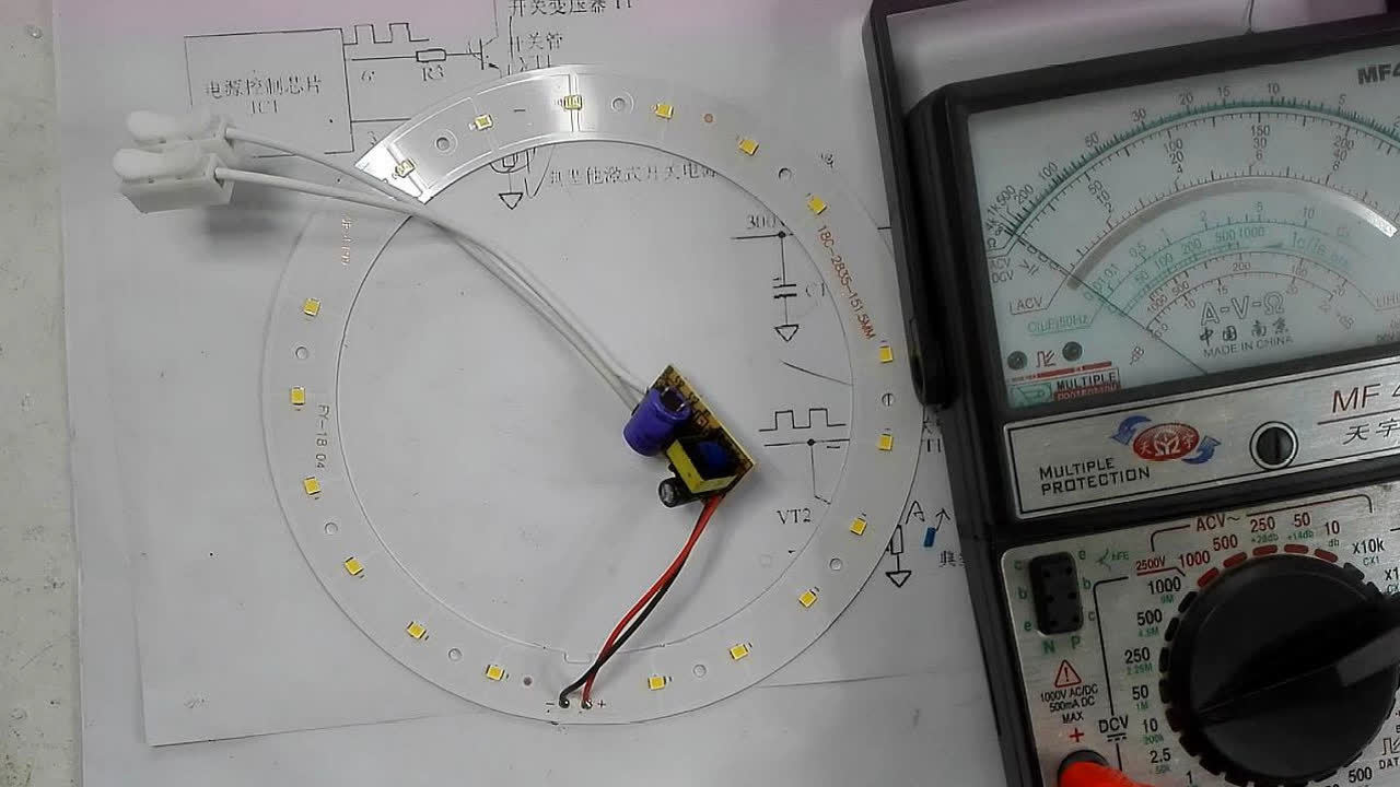 用灯泡测试电,一闪一闪什么.