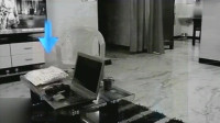 科学无法解释的灵异事件, 注意看桌上快递诡异的画面