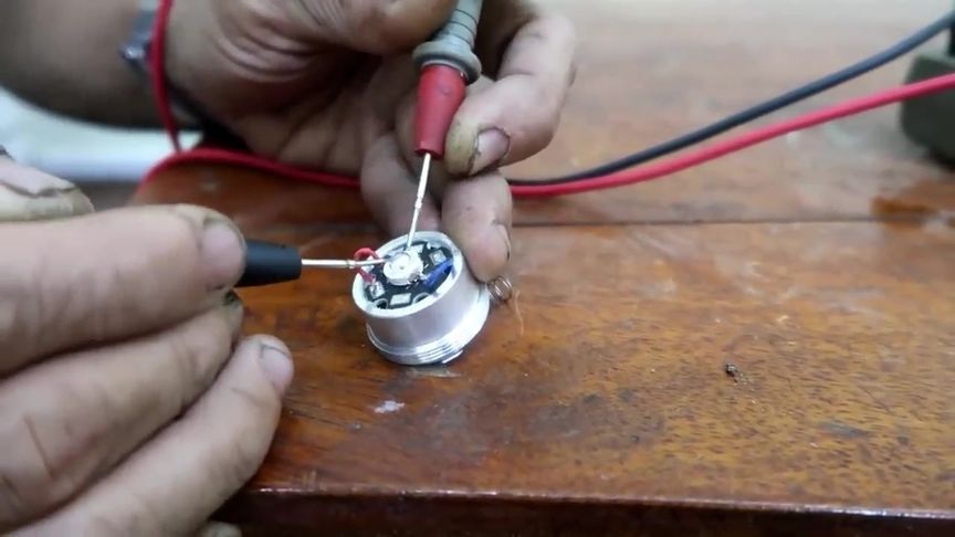 捡的 强光手电不亮 拆开一看毛病再这里!