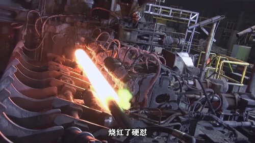 无缝钢管是如何制造的?烧红了硬怼,多年的疑惑解开了