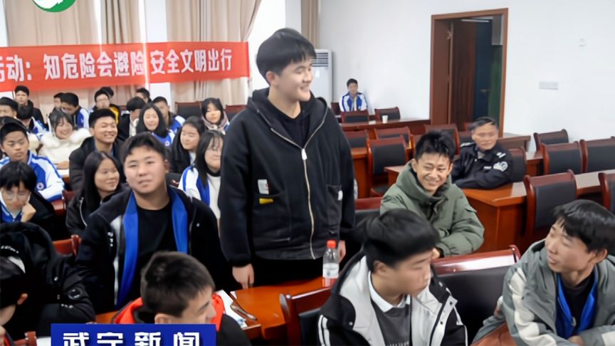 武宁县公安交管大队:交通安全宣传进校园