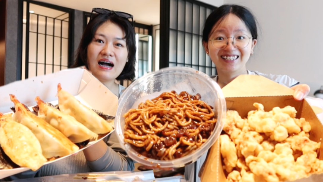 青岛真好!一顿至少俩外卖,大虾锅贴小烧烤,还看了演唱会!