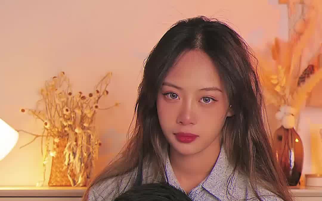 在网红公司的会议室门口沉浸式化妆,竟然听到大家在议论…