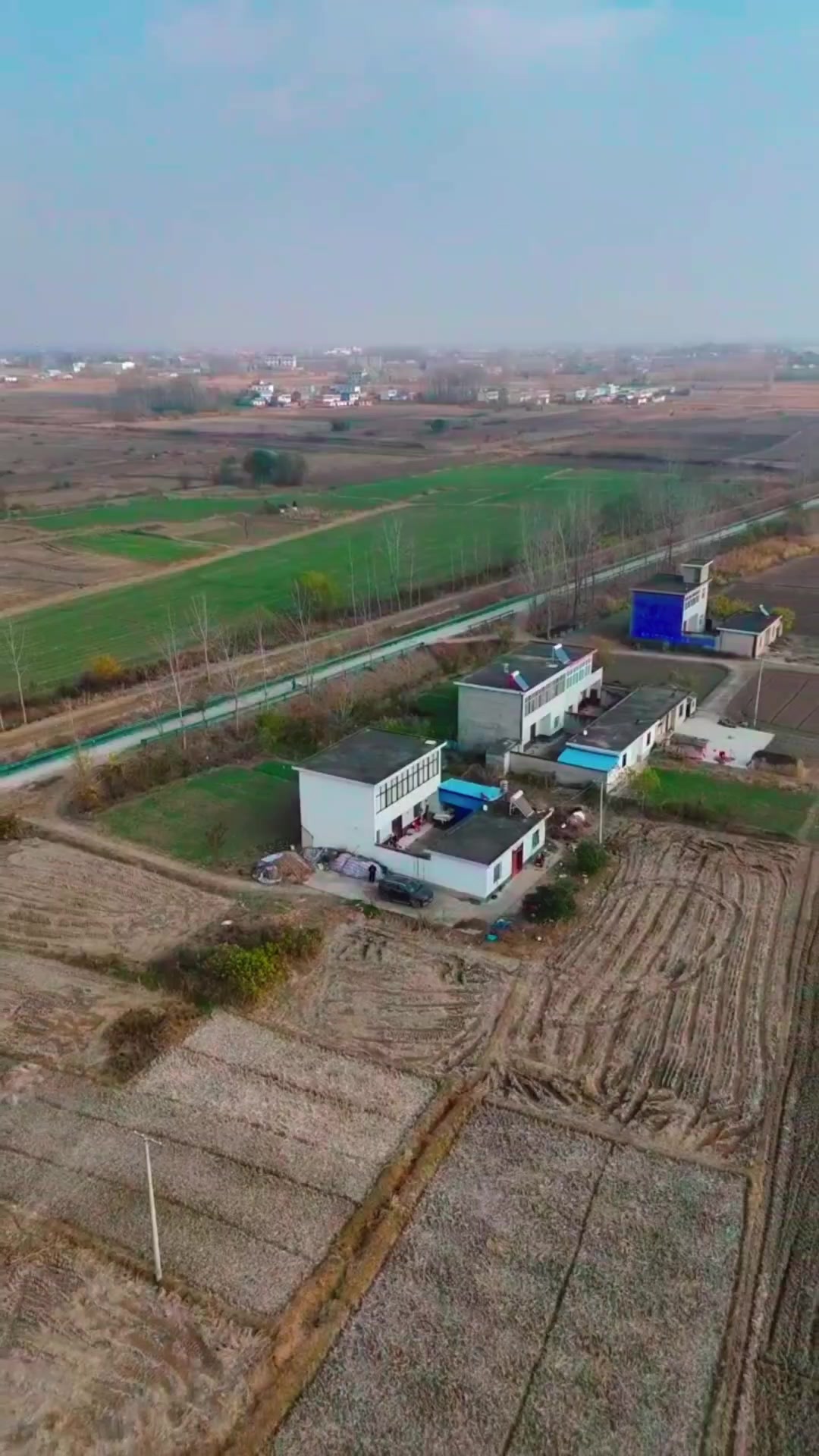 ...熟悉的故乡也变得模糊起来,我们长大何尝不是这样呢?长大后离家越...