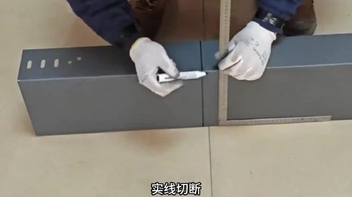 桥架翻弯,这个弯会做了,所有的弯都不是问题,做电工的基本功