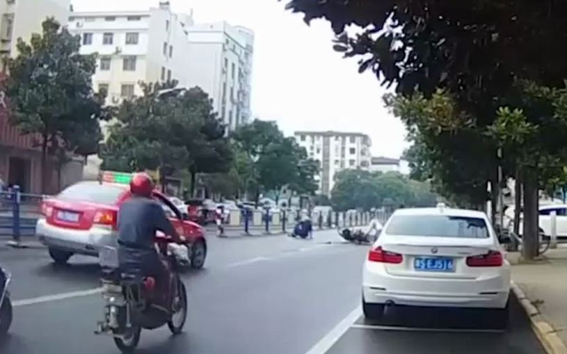 走上人行横道线,生命安全有保障。