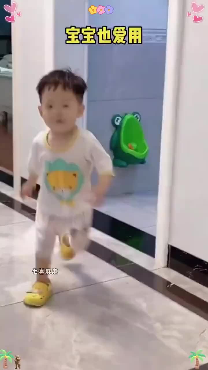 夏天是锻炼宝宝戒纸尿裤的好机会呀,家有男宝的安排一个儿童小便池,...