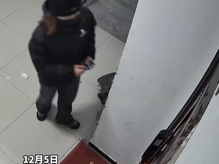 开门瞬间正好碰见蒙面女子,给自家门上塞卡片