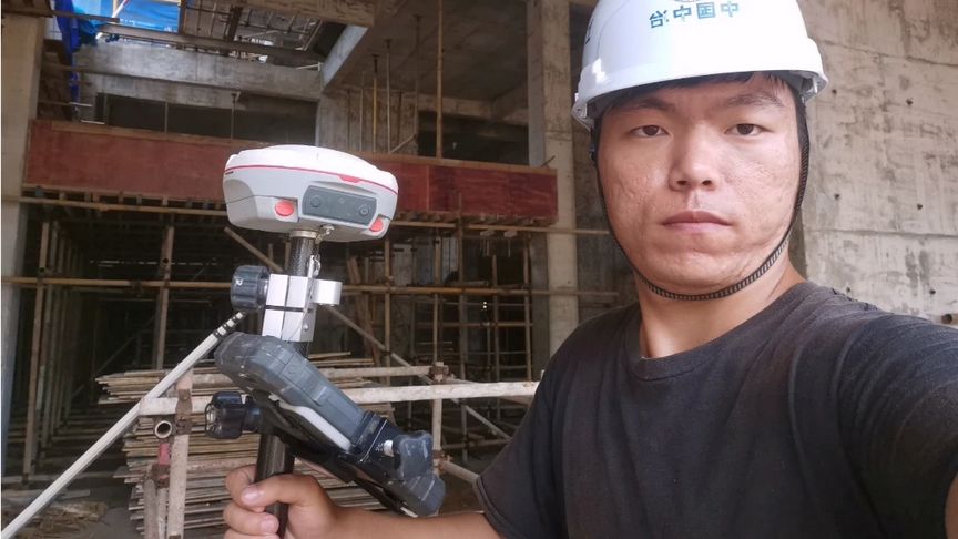 如何快速点放样?施工员小伙进行GPS操作演示,简单易懂不用愁
