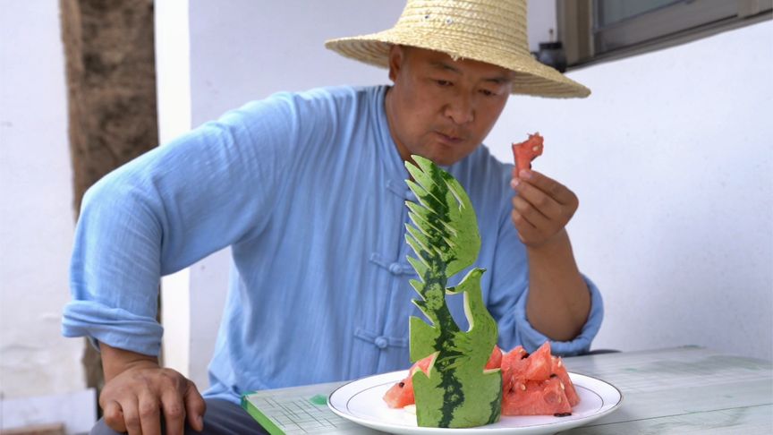放牛回家做一个水果拼盘，二十斤的大西瓜，炎热夏天的西瓜视频