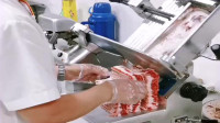 火锅店后厨的日常,原来平时吃的肉卷都是合成的!