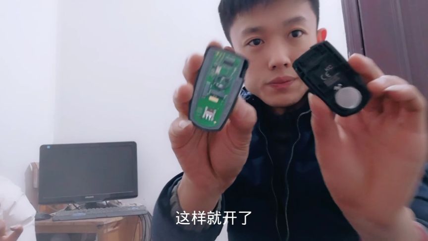 车钥匙没电的时候,小伙教你分分钟换好电池不求人,一起来看看吧