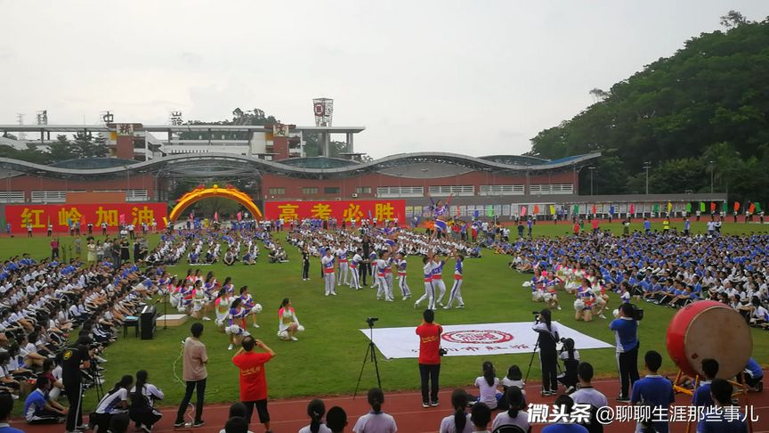 红岭中学高中部啦啦操队为高三加油