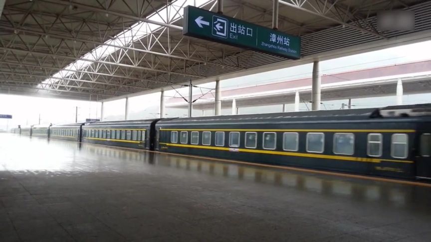 龙厦铁路漳州站 全刷绿的K743次列车加速出站开往厦门