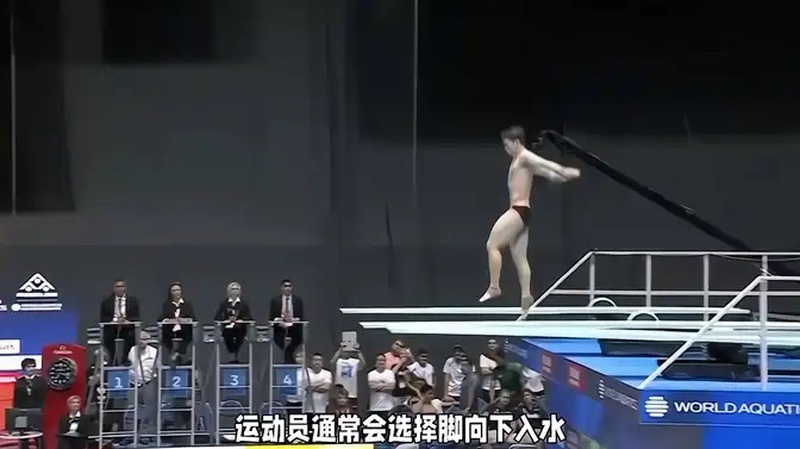 跳水比赛中的二十米跳水:脚向下入水的奥秘