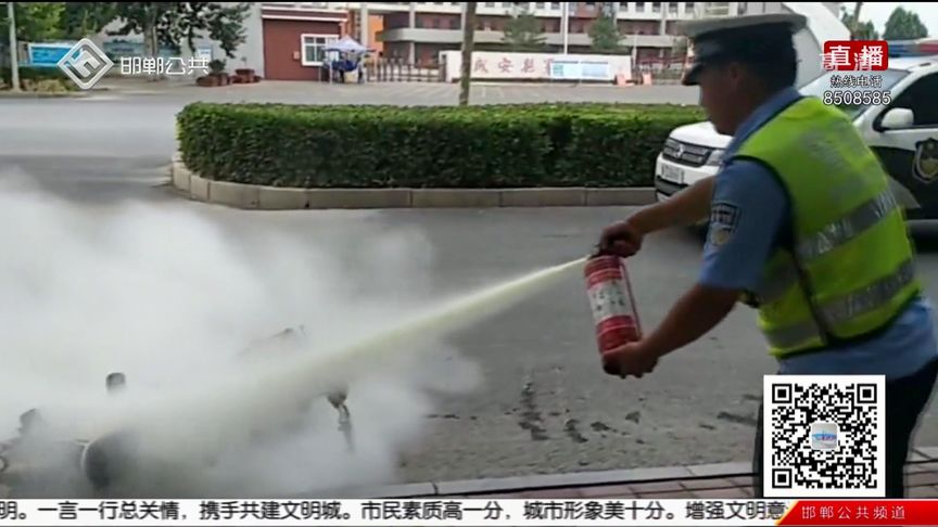 电动自行车骑行中自燃 成安交警秒变消防