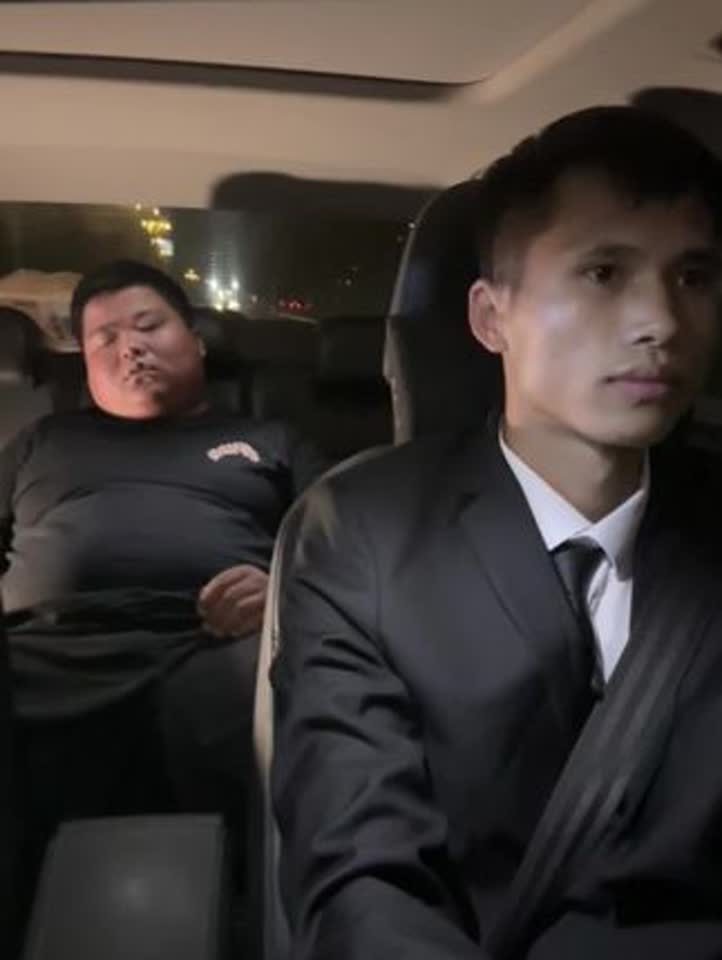 ...了 #人类迷惑行为 固定支架拍摄 无扰乱交通秩序 视频效果无不良导向