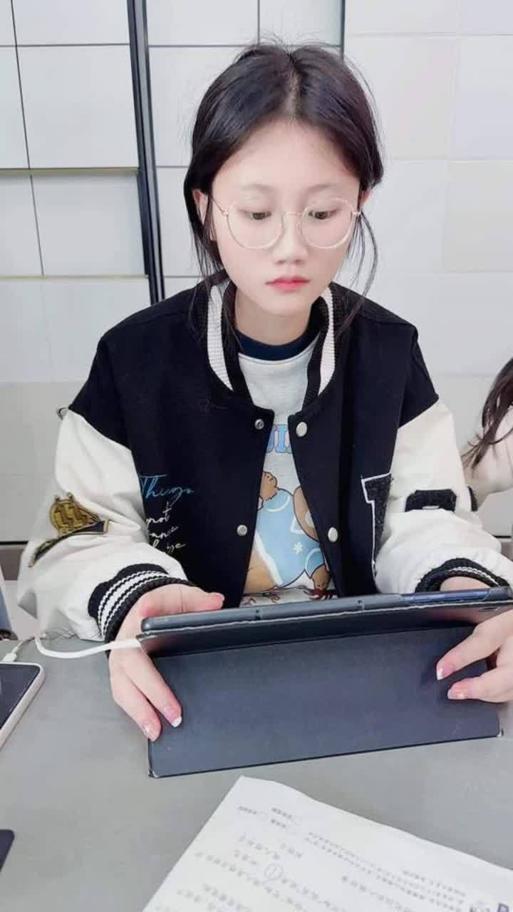这个丫头是我的女儿更是我的得力助手,我不会电脑的一些文件,她会帮...