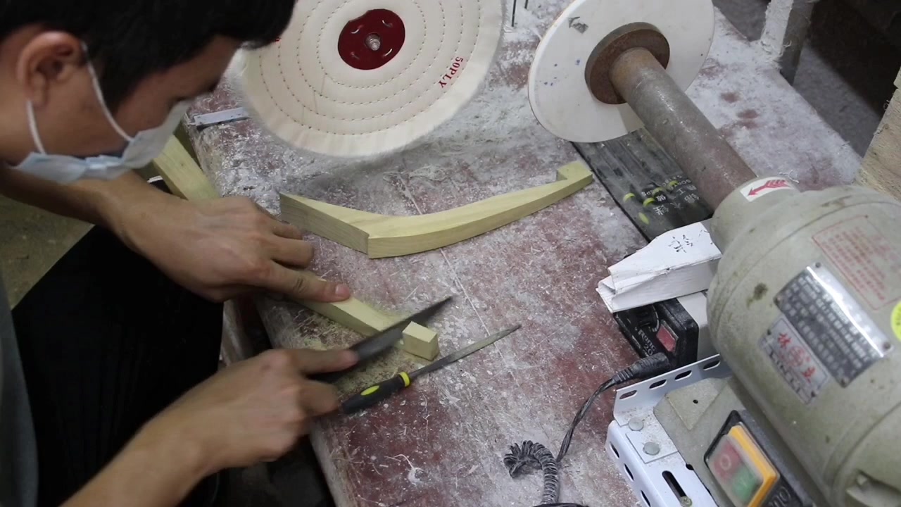 传统角弓制作之:竹片与木梢对接所使用的V型插接方法,简单实用,粘结...