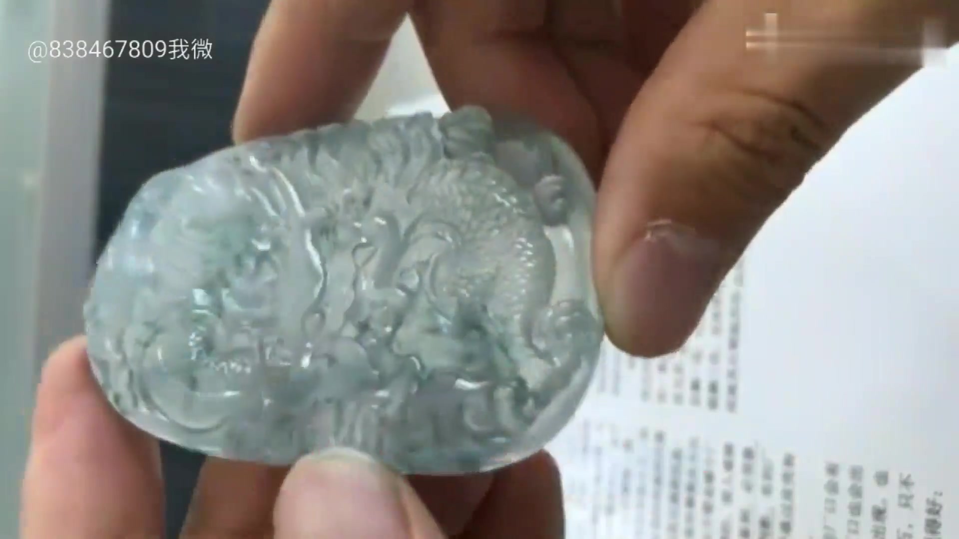 翡翠赌石真实切割制作现场:小伙入手的两块赌石是多少人梦寐以求的!