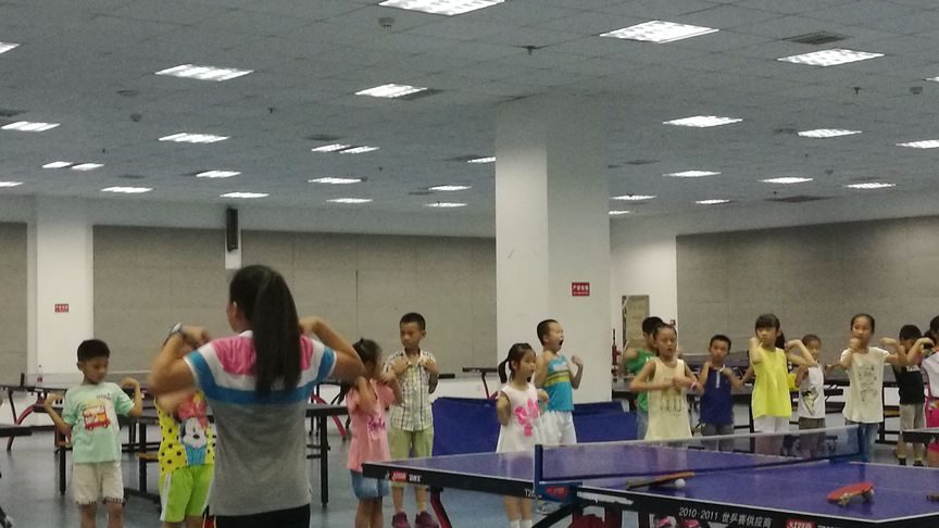 暑假免费学兵乓球,教练现场教孩子们如何算兵乓球比赛得分!
