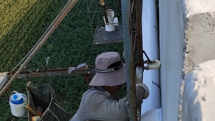pvc排水管施工现场,桥梁排水工程,这师傅也不知道腿软不
