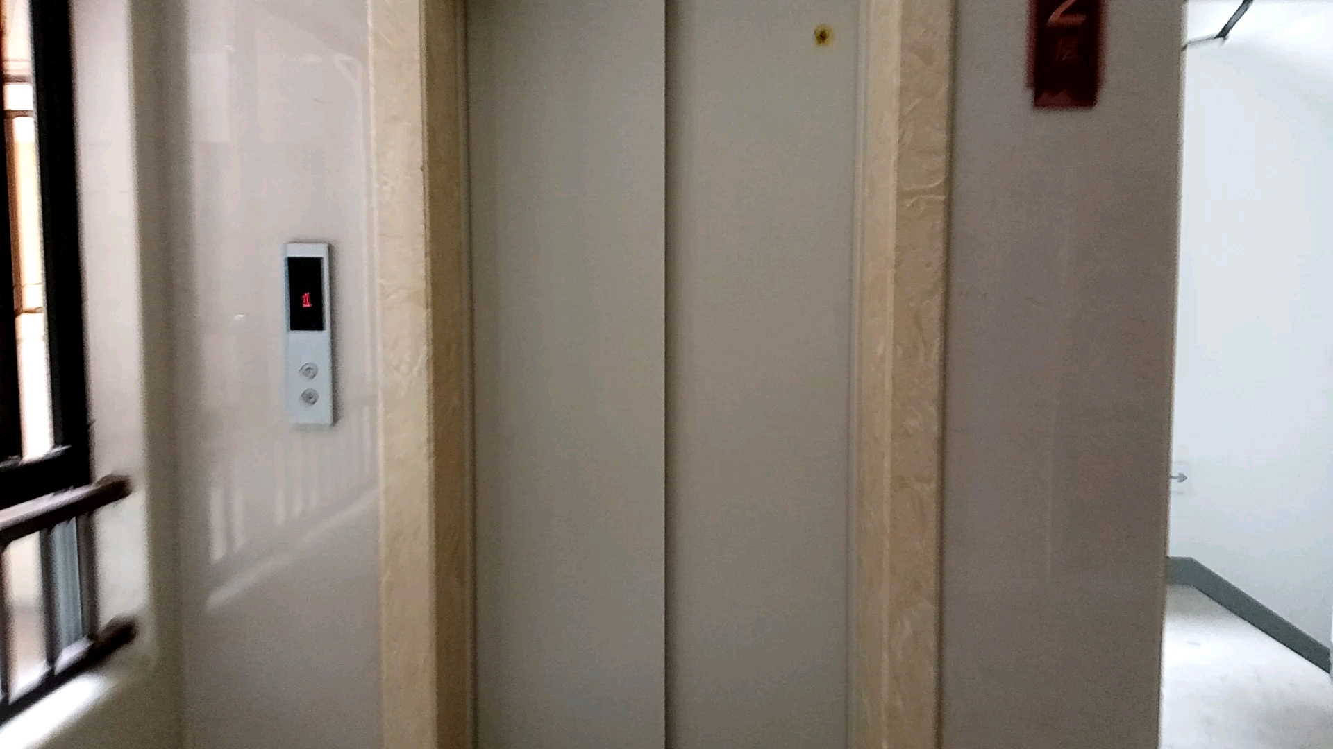 ...信阳某小区的日立电梯(旁开门)。由信阳通运电梯有限公司维保安装。