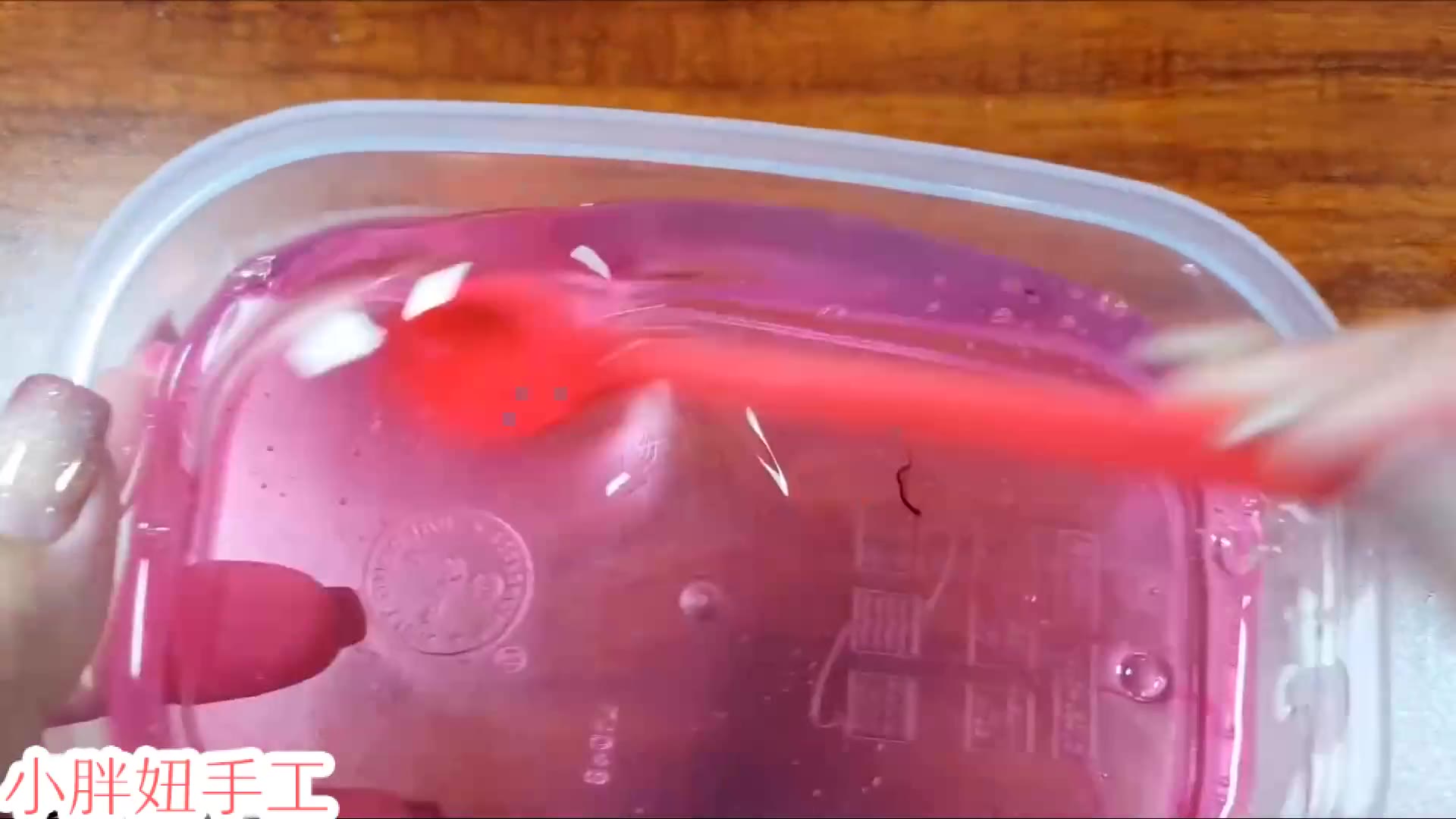 无硼砂无胶水,只要洗洁精跟糖就可以做泥,方法简单新手也能学会