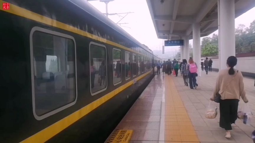 贵州省大方县至安顺市一路绿皮车户外风景如何?绿皮火车满满回忆